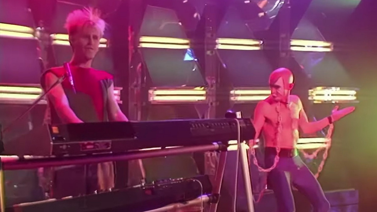 80er-Ikone Howard Jones und sein Pantomimen-Roboter Jed Hoile